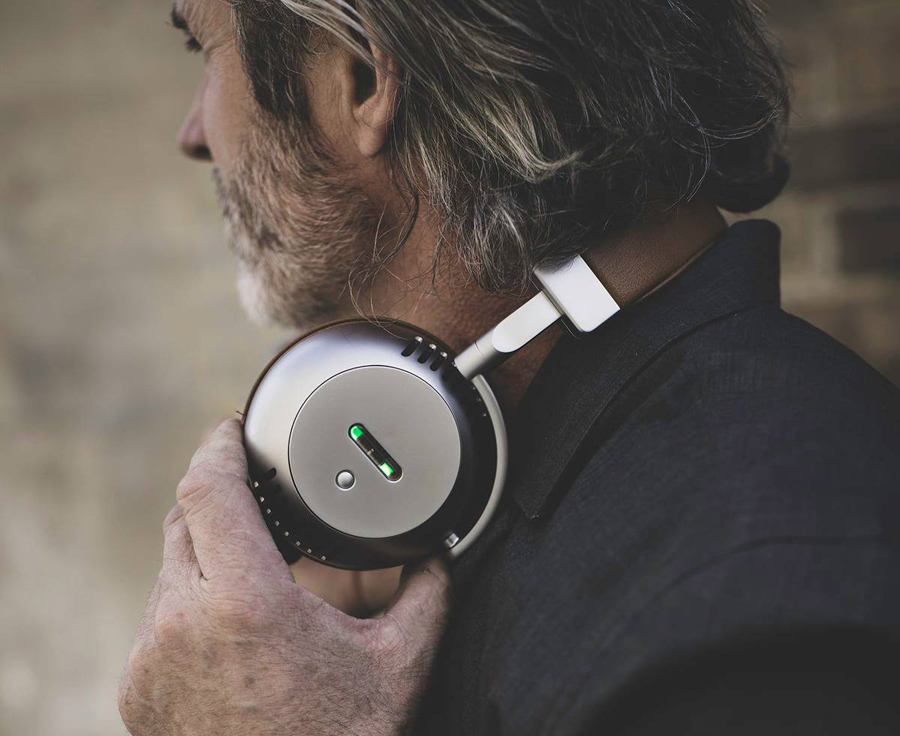 The World's First and Only Vacuum Tube-Amplified Headphones from écoute